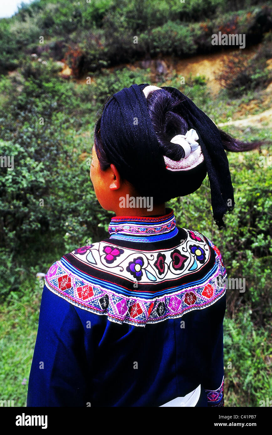 Yi traditional clothing in Guizhou. Each sub minority group have their ...