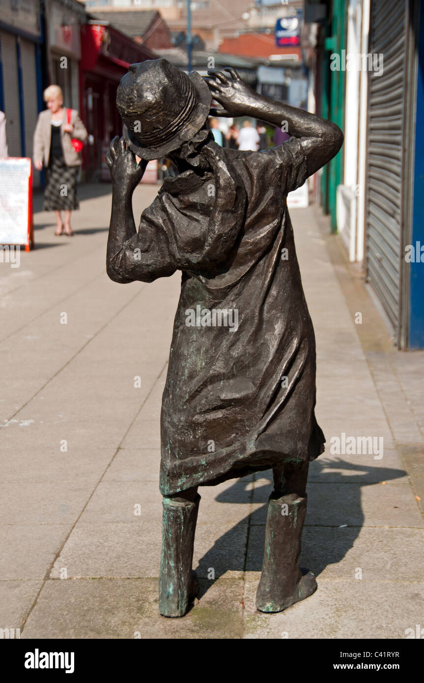 Child 'street urchin' sculpture, Ashton under Lyne town centre ...
