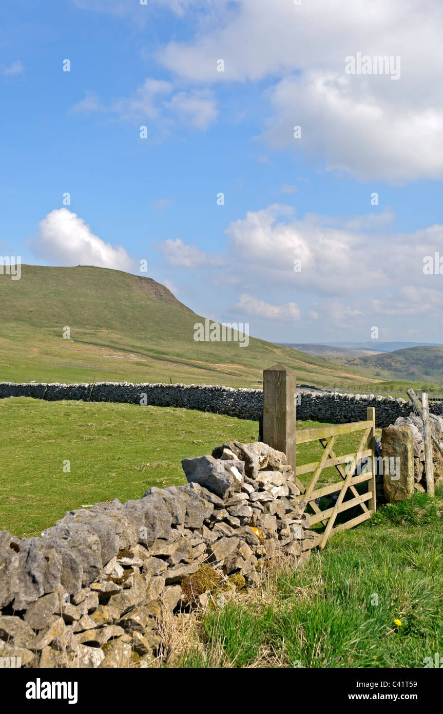 View of Mam Tor near Castleton in the Peak District National Park ...