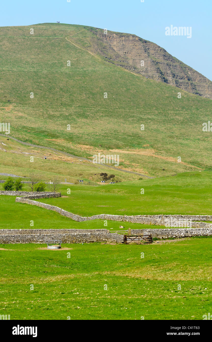 View of Mam Tor near Castleton in the Peak District National Park ...