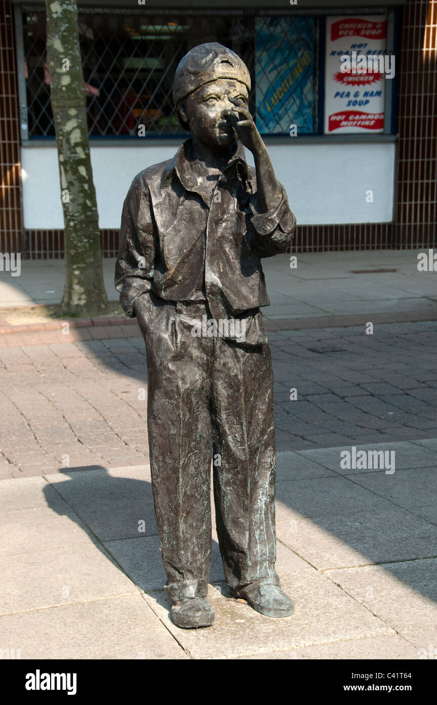 Child 'street urchin' sculpture, Ashton under Lyne town centre ...