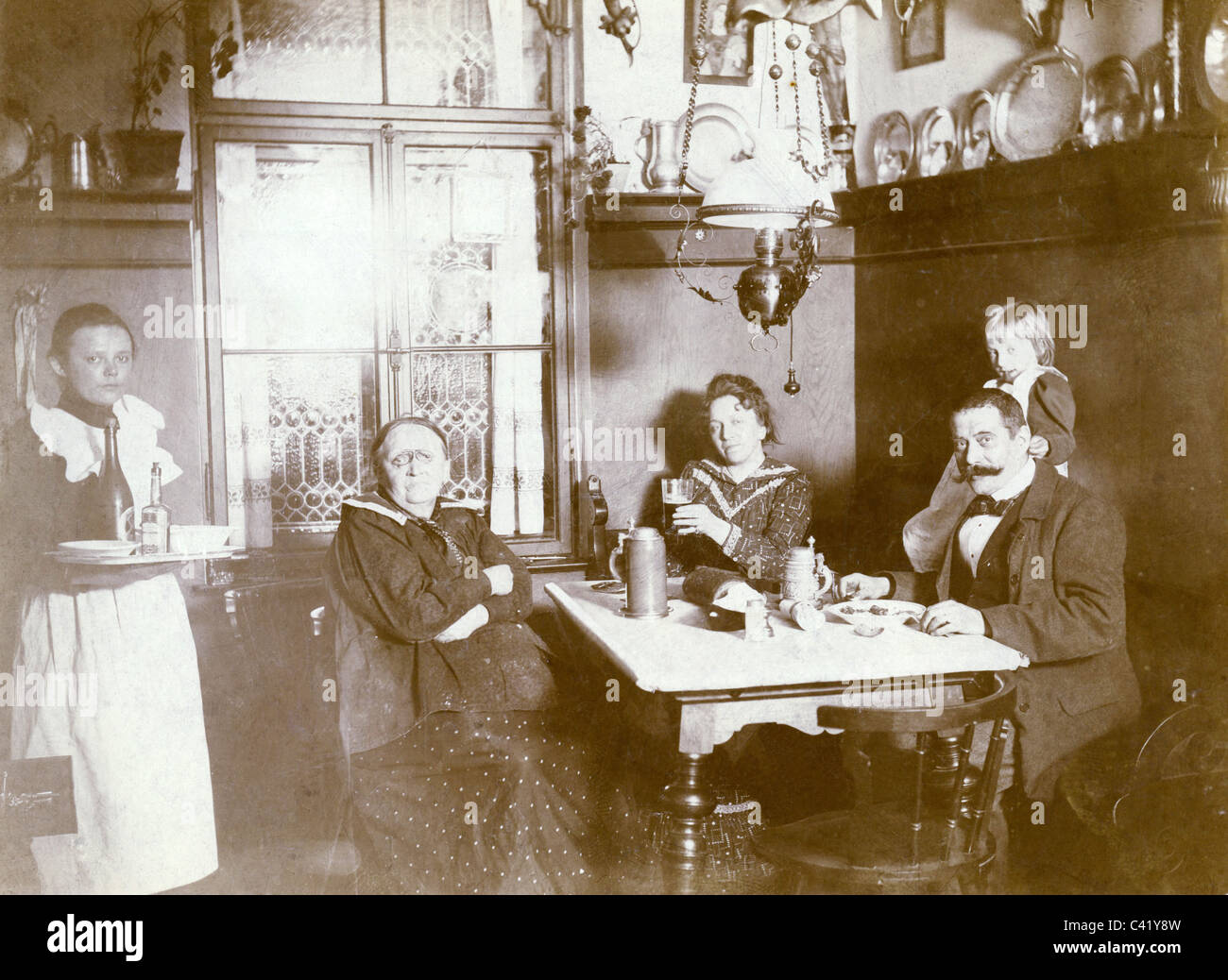 Waitresses 1900s waitress hi-res stock photography and images - Alamy