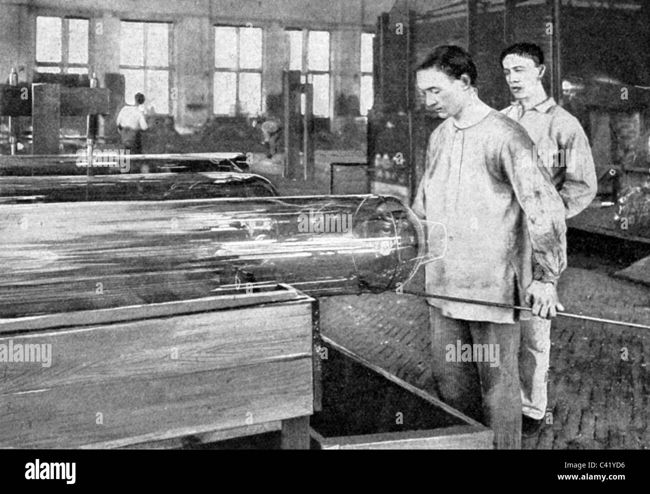 industry, glass, glass production, cutting the head of a cylinder, 1908 ...