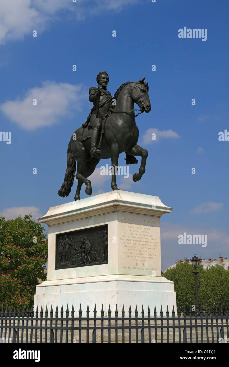 Equestrian statue of Henri IV on the Pont Neuf, Paris Stock Photo - Alamy