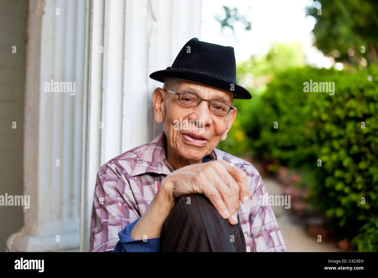 Elderly black man hi-res stock photography and images - Alamy