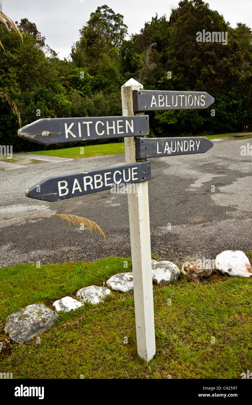 Camp camping sign direction hi-res stock photography and images - Alamy