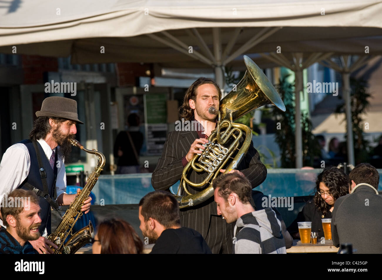 Performing playing hi-res stock photography and images - Alamy