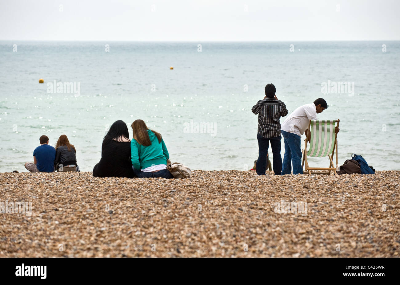 People sitting by the sea hi-res stock photography and images - Alamy