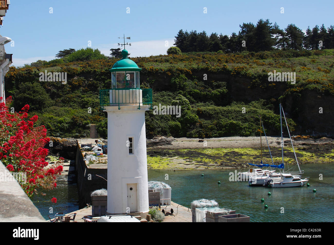 lighthouse green in entrance harbour Sauzon Stock Photo - Alamy