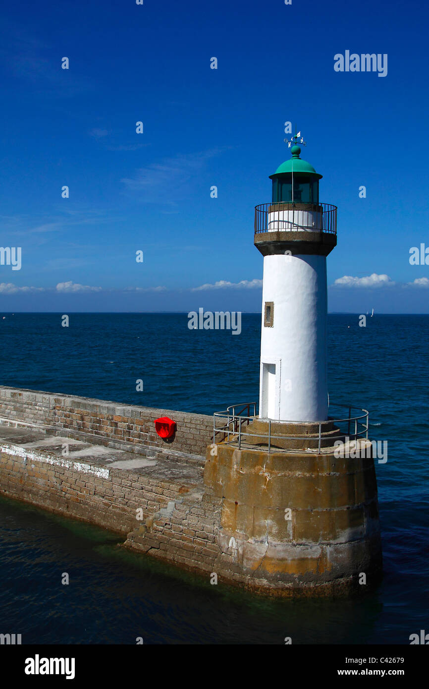 green Lighthouse entrance to the harbour belle-ile Stock Photo - Alamy