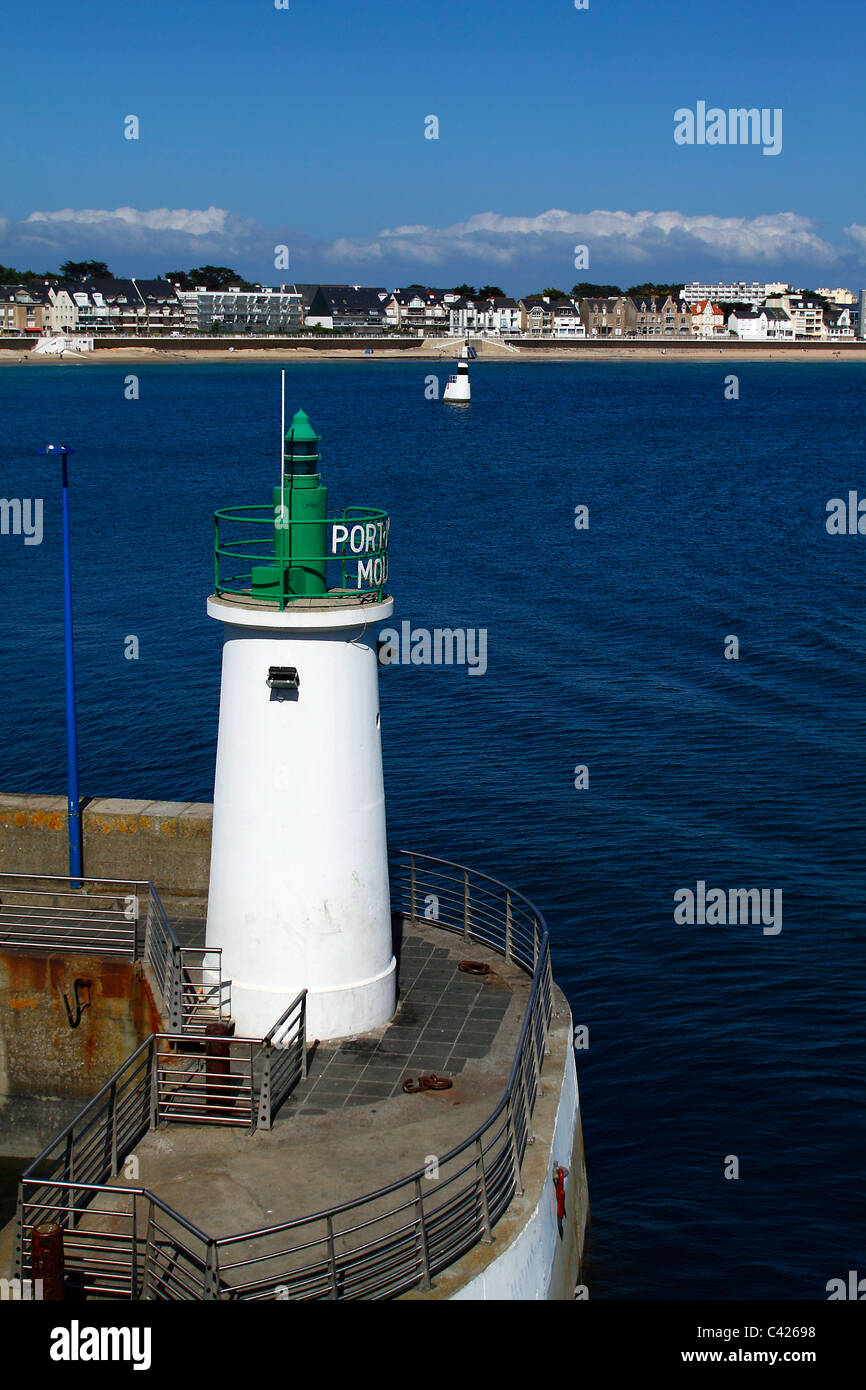 green Lighthouse entrance to the harbour Quiberon Stock Photo - Alamy
