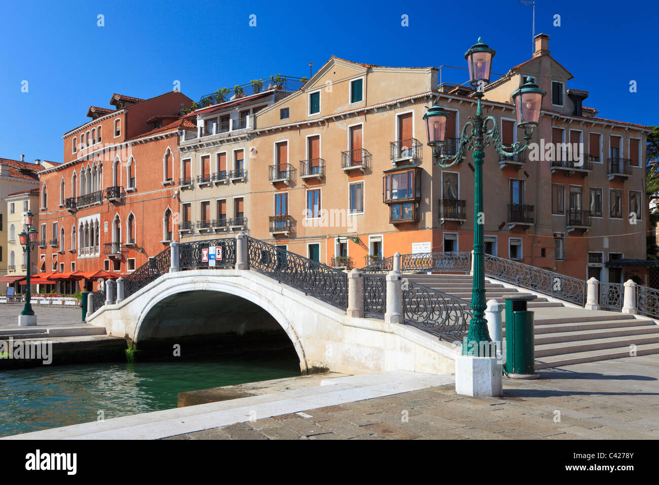 Buildings architecture canal hi-res stock photography and images - Alamy