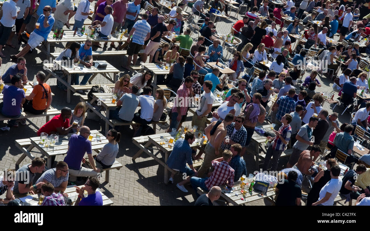 Beach bar crowd hi-res stock photography and images - Alamy