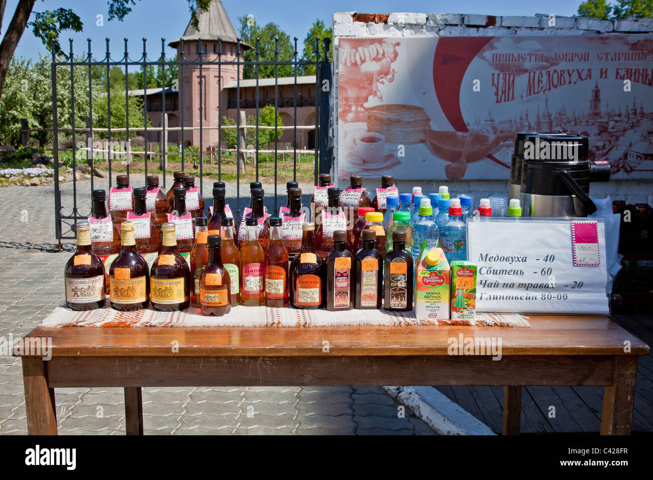 Alcoholic honey beverage hi-res stock photography and images - Alamy