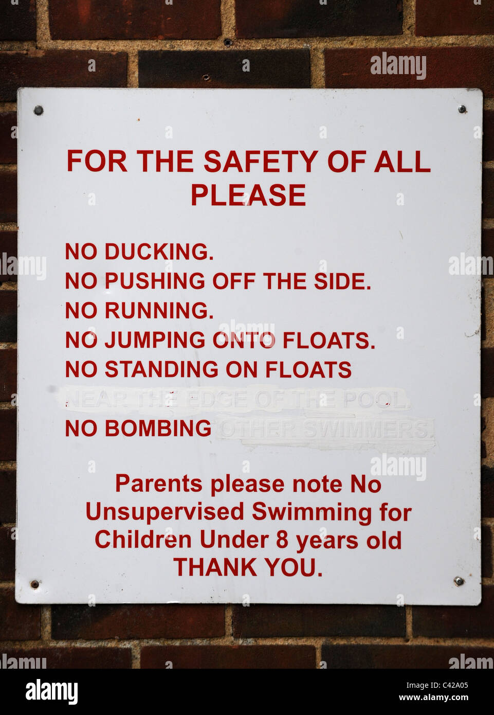 No jumping pool warning sign hi-res stock photography and images - Alamy