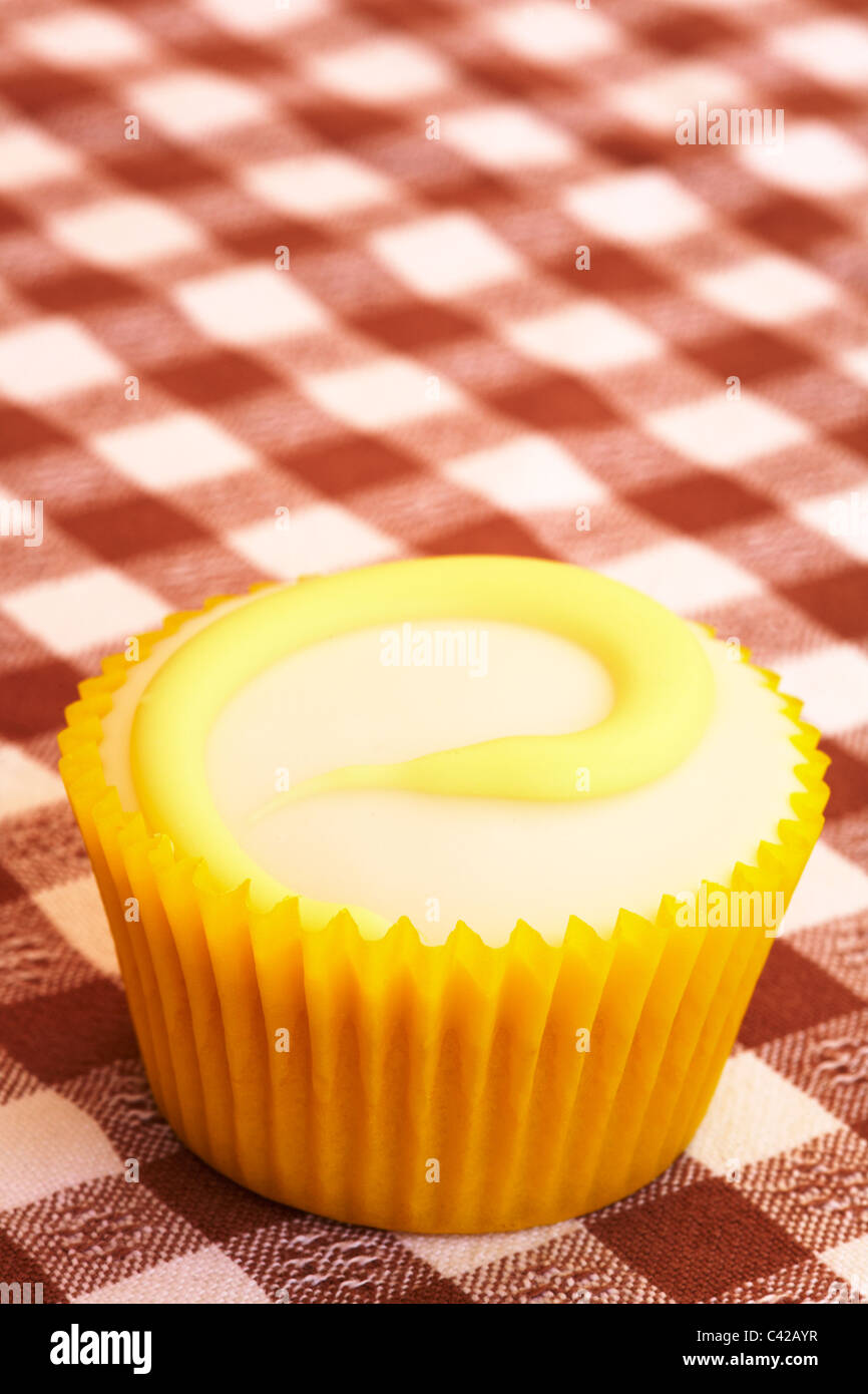 Single cupcake hi-res stock photography and images - Alamy
