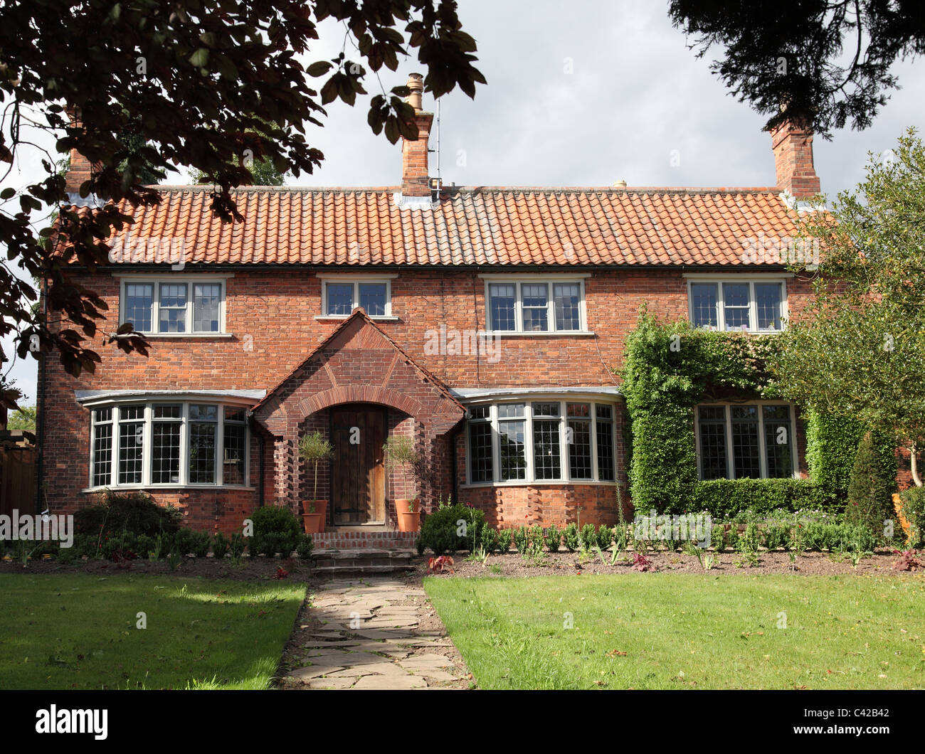 House exterior uk detached brick hi-res stock photography and images ...