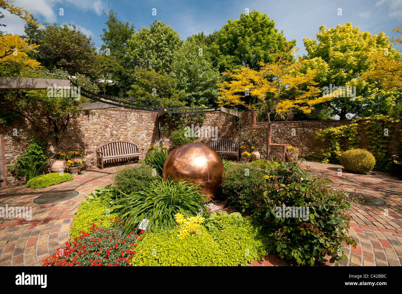 Brickwork garden hi-res stock photography and images - Alamy