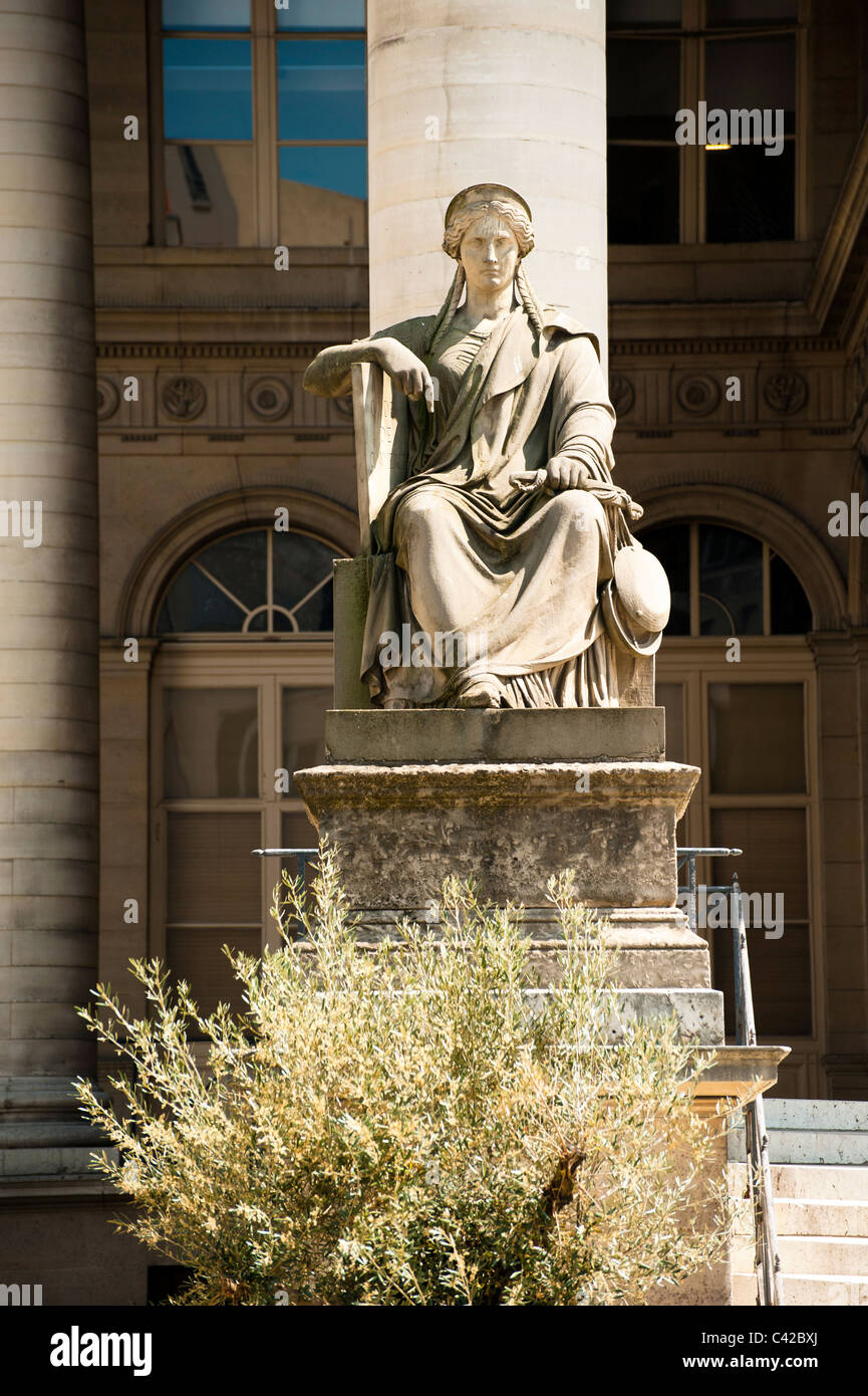 Statues of paris hi-res stock photography and images - Alamy