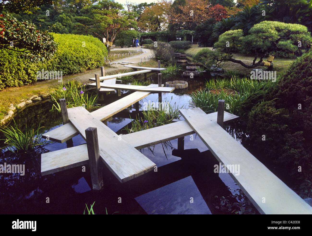 Wooden walkway over pond in Korakuen garden, Okayama, Okayama ...