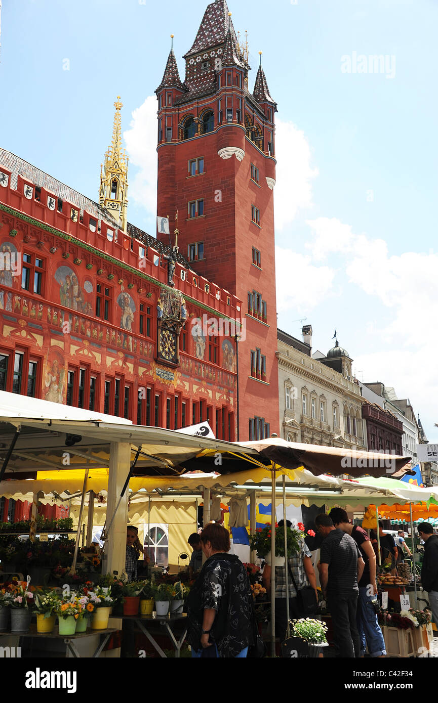 Busy Saturday morning market in the square beside the Marktplatz ...