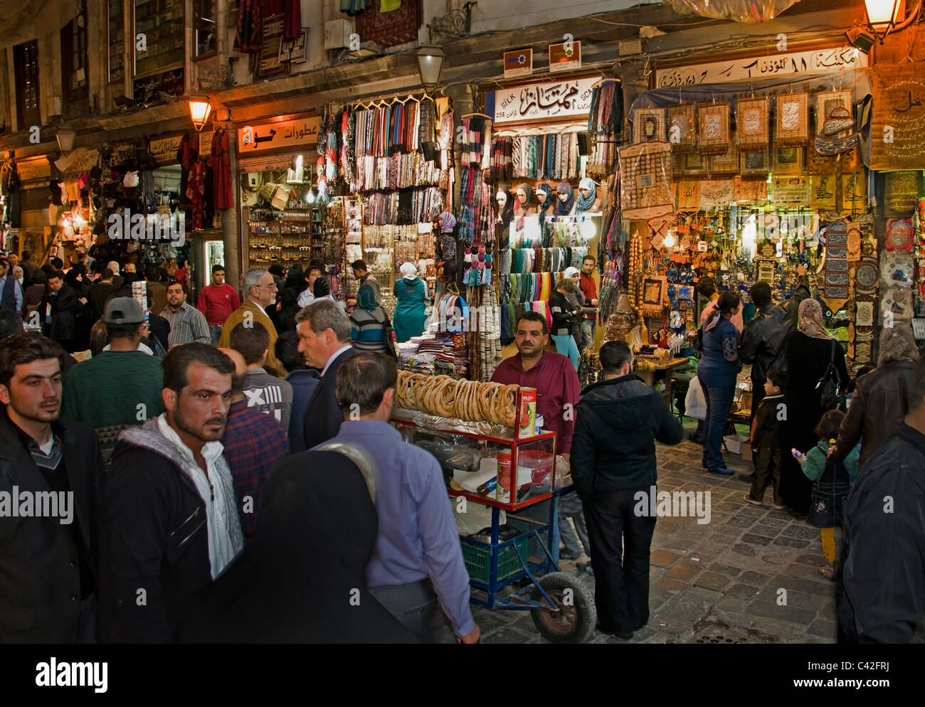 Damascus Syria Bazaar Souk Souq center market shop Stock Photo - Alamy