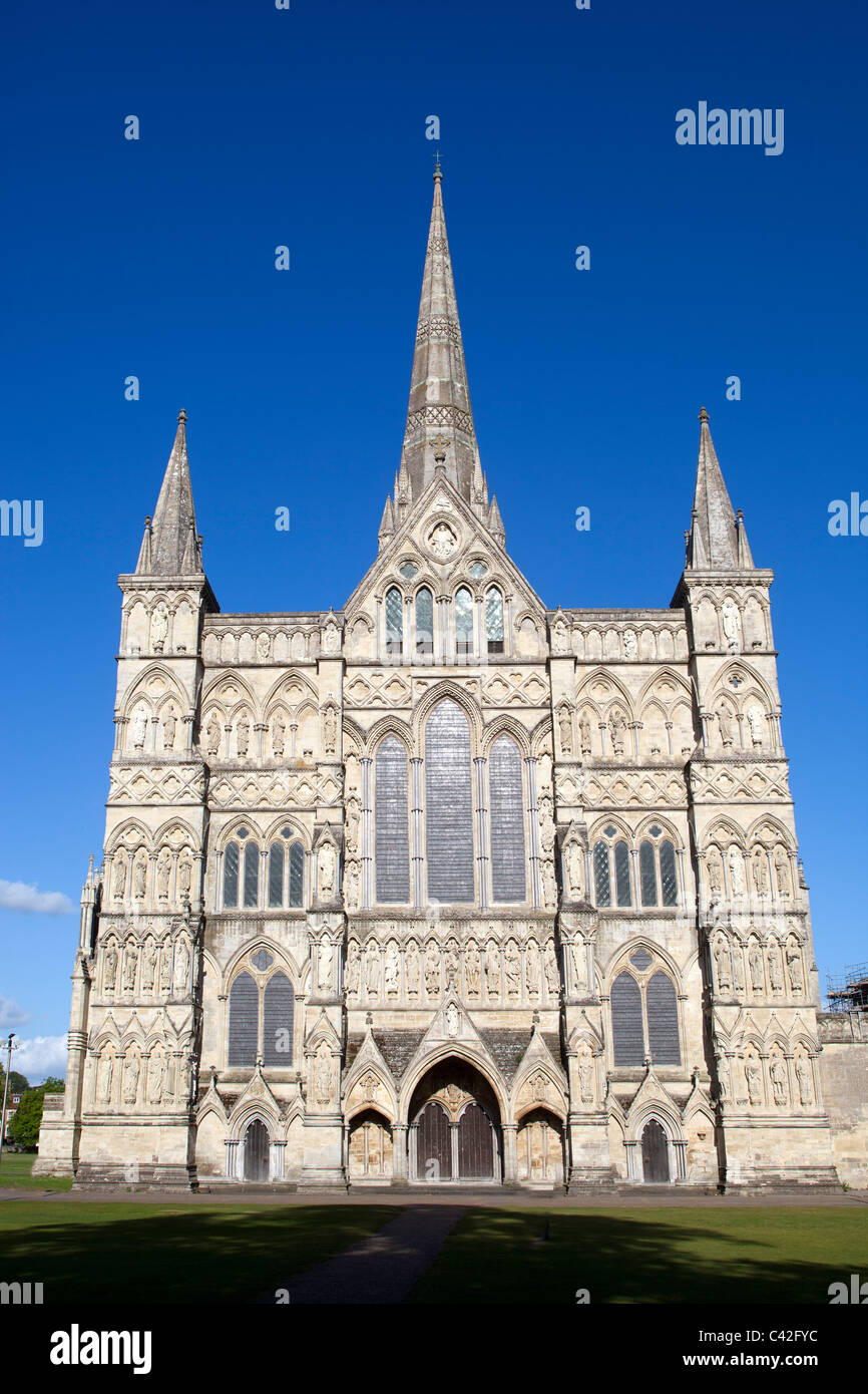 Salisbury cathedral exterior hi-res stock photography and images - Alamy