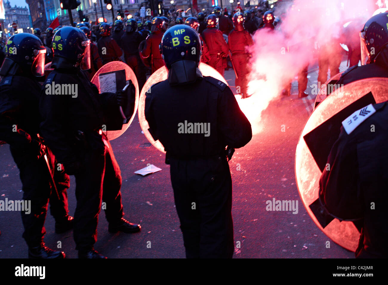 Silhouette of riot police hi-res stock photography and images - Alamy