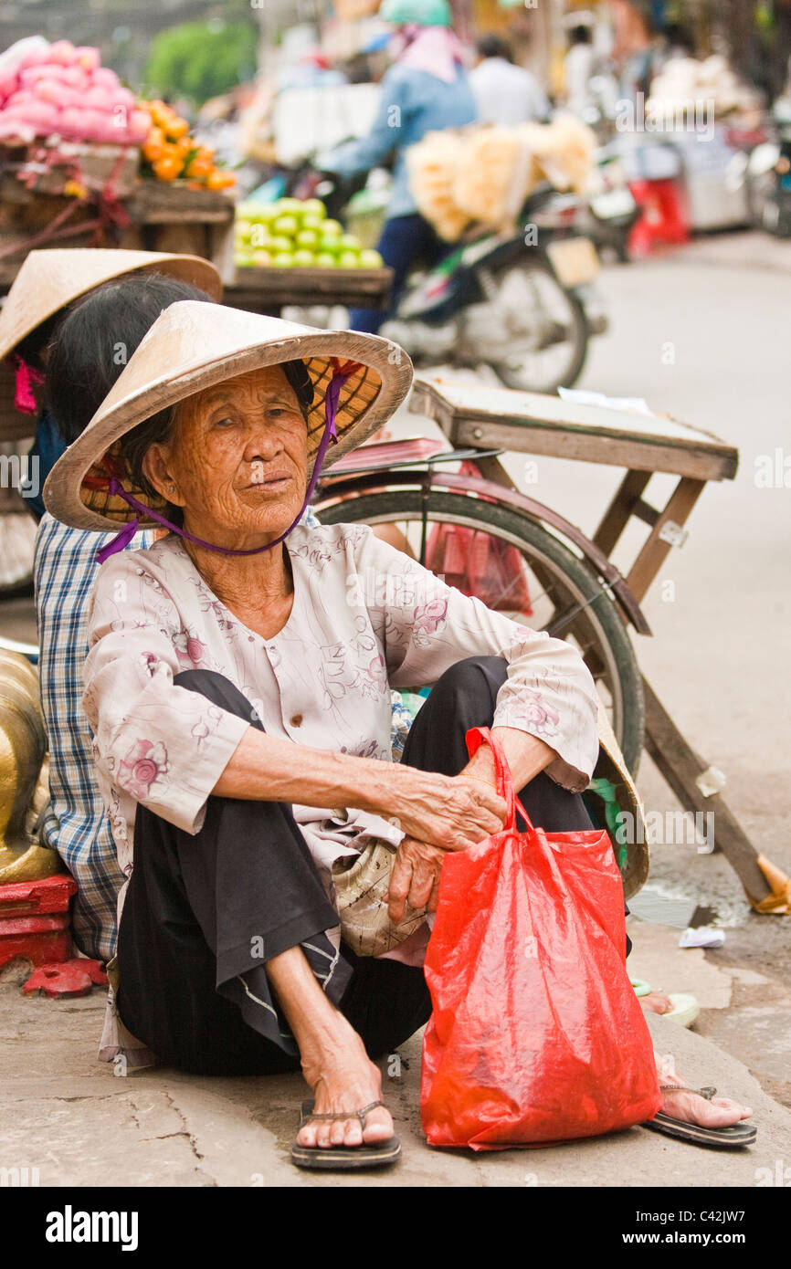 Old woman wearing conical hi-res stock photography and images - Alamy