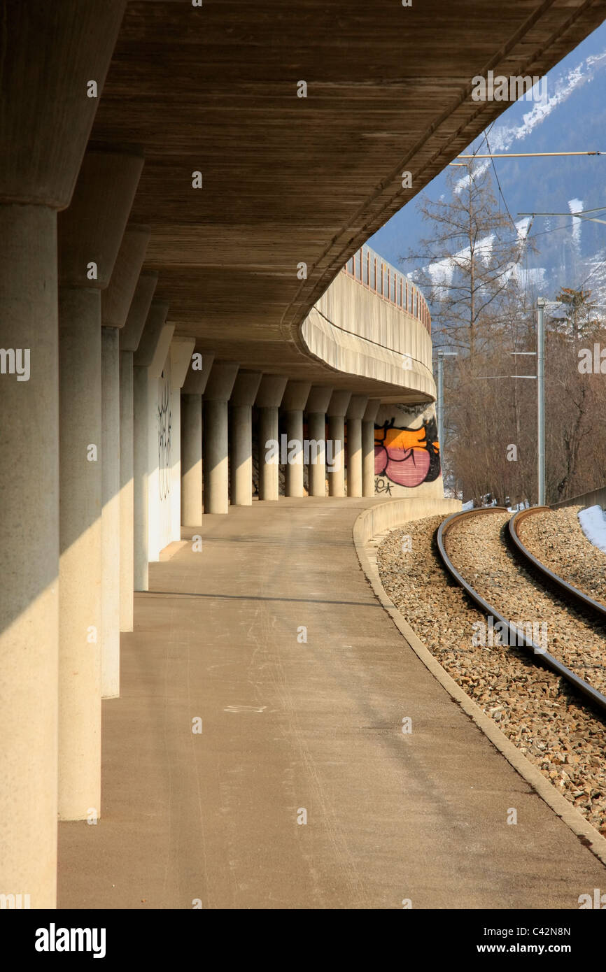 Concrete railway platform hi-res stock photography and images - Alamy