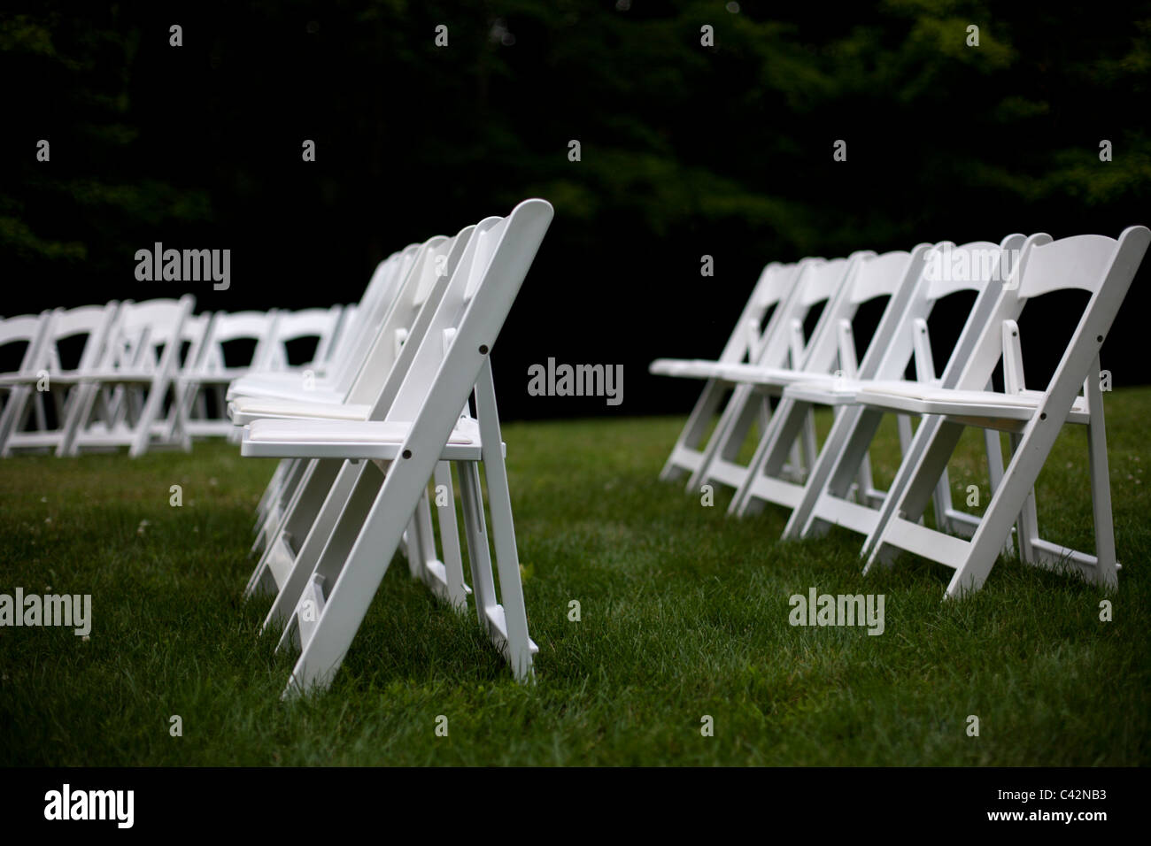 empty chairs before an outdoor wedding Stock Photo - Alamy