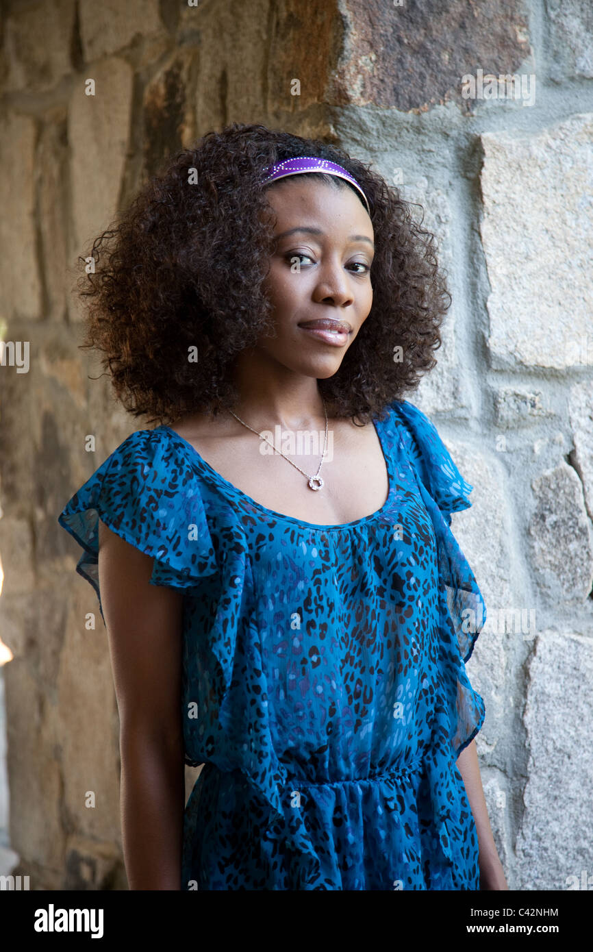 Black woman outside hi-res stock photography and images - Alamy