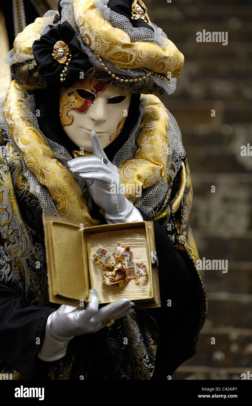 Venetian Carnival Mask - A portrait of one of the most beautiful masks ...