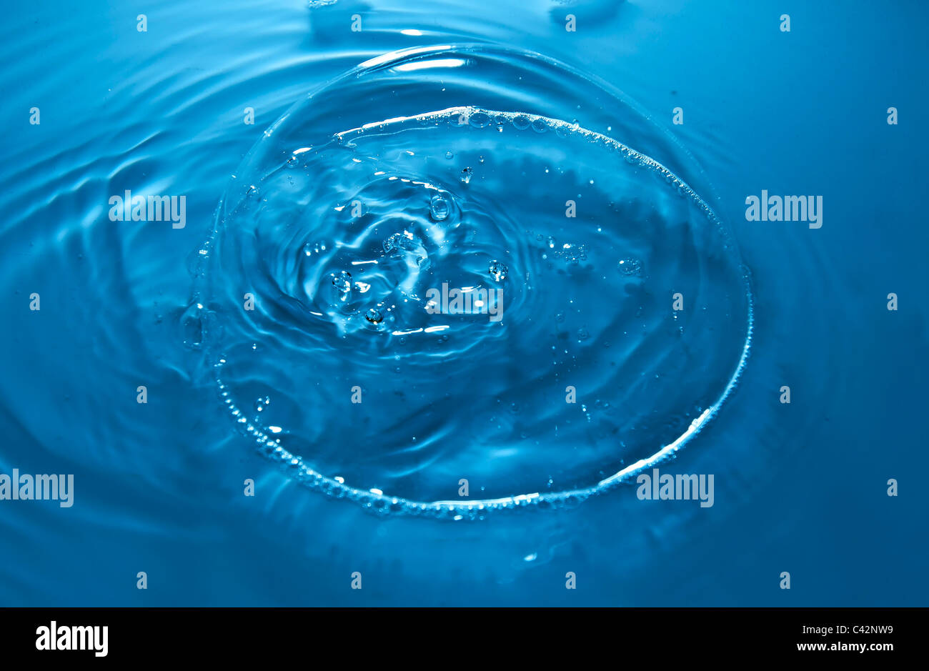Blue texture of water drops in circles Stock Photo - Alamy