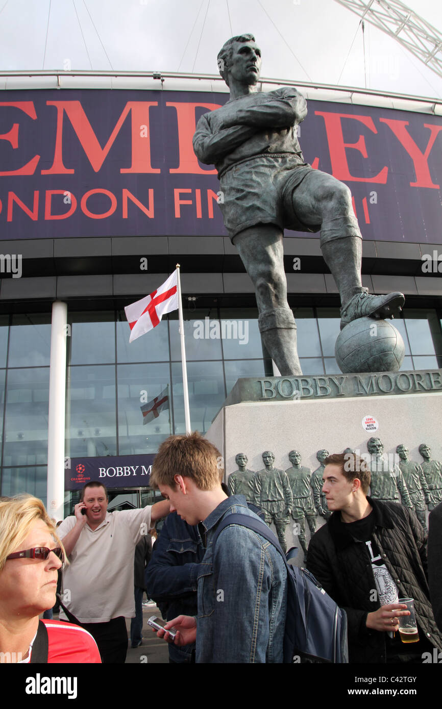 The bobby moore statue at wembley stadium hi-res stock photography and ...