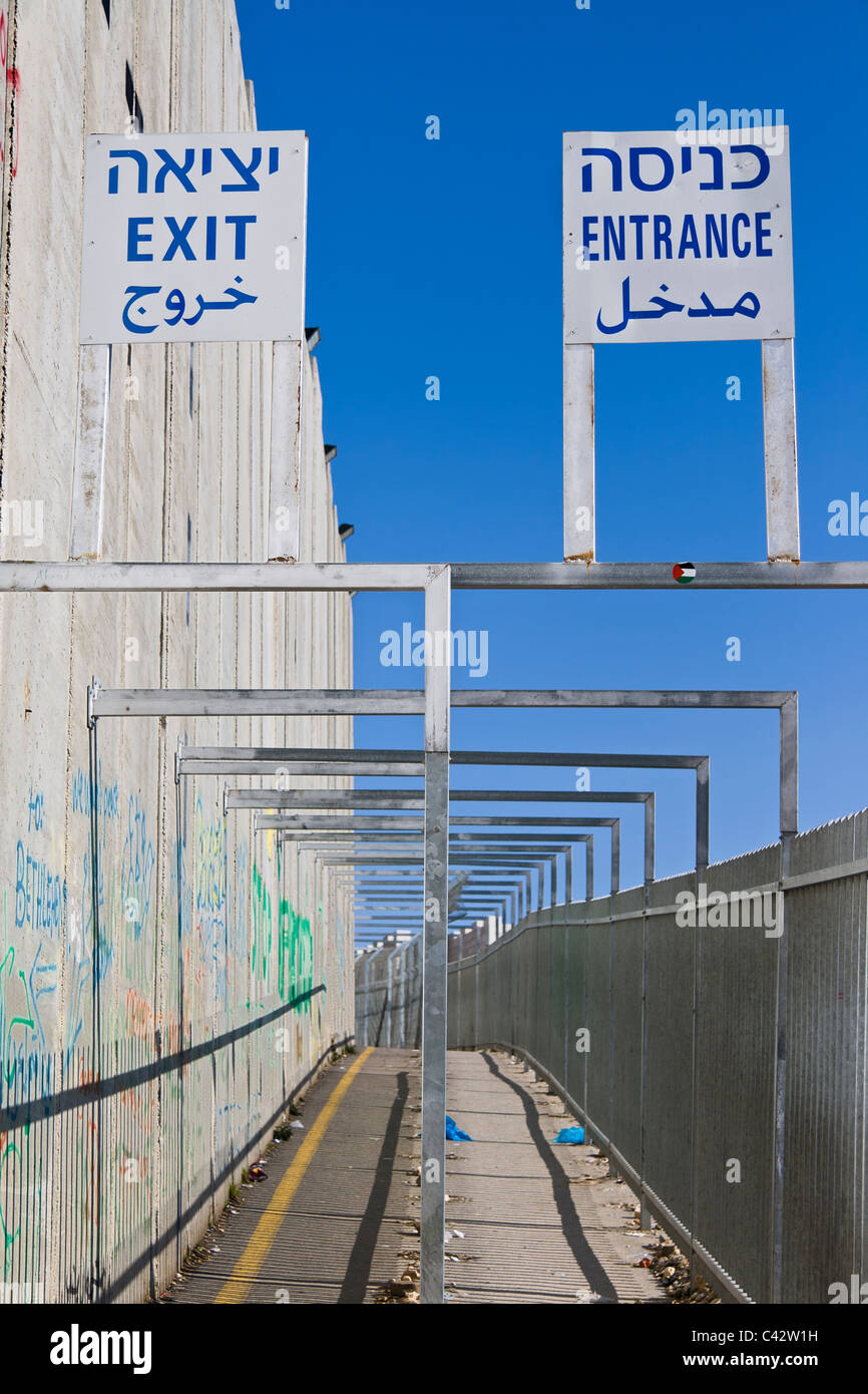 Israel Fence Israeli Checkpoint Signs High Resolution Stock Photography ...