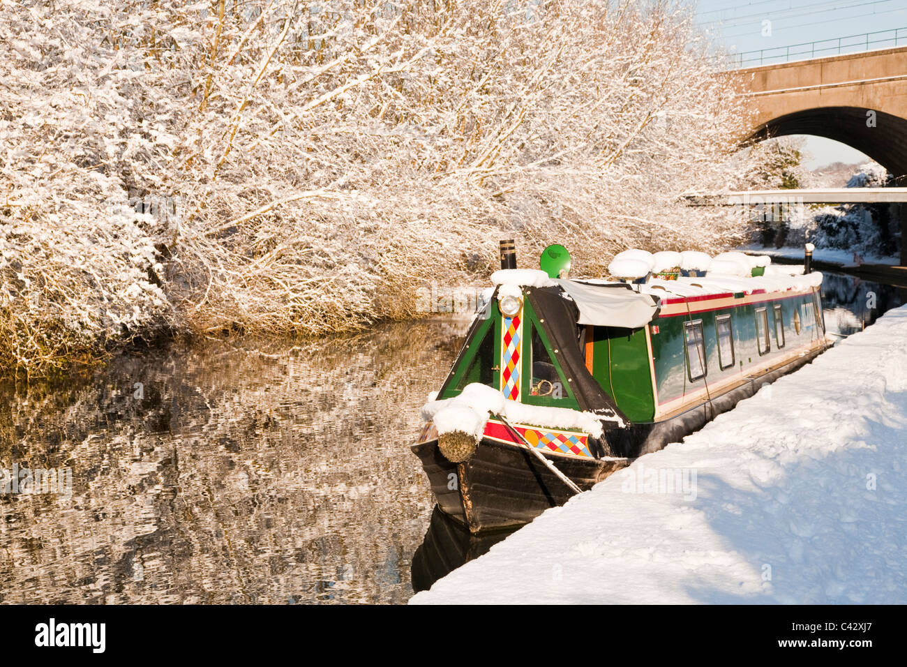 Narrowboat in winter scene Stock Photo - Alamy