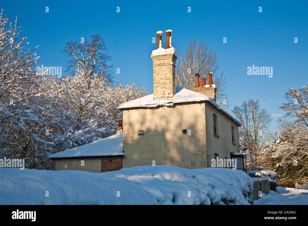 Canal cottage hi-res stock photography and images - Alamy