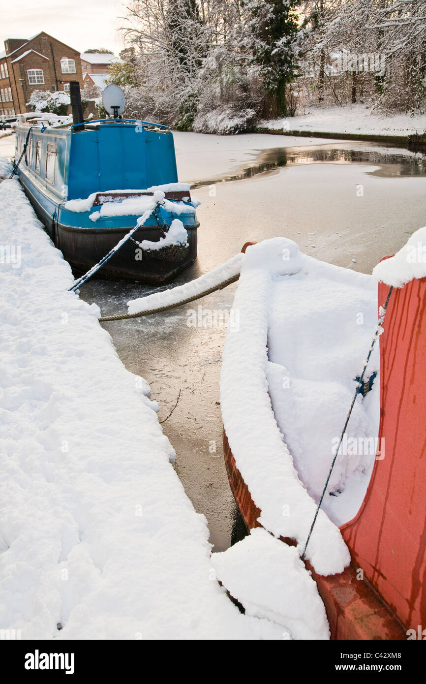 Narrowboats in winter scene Stock Photo - Alamy