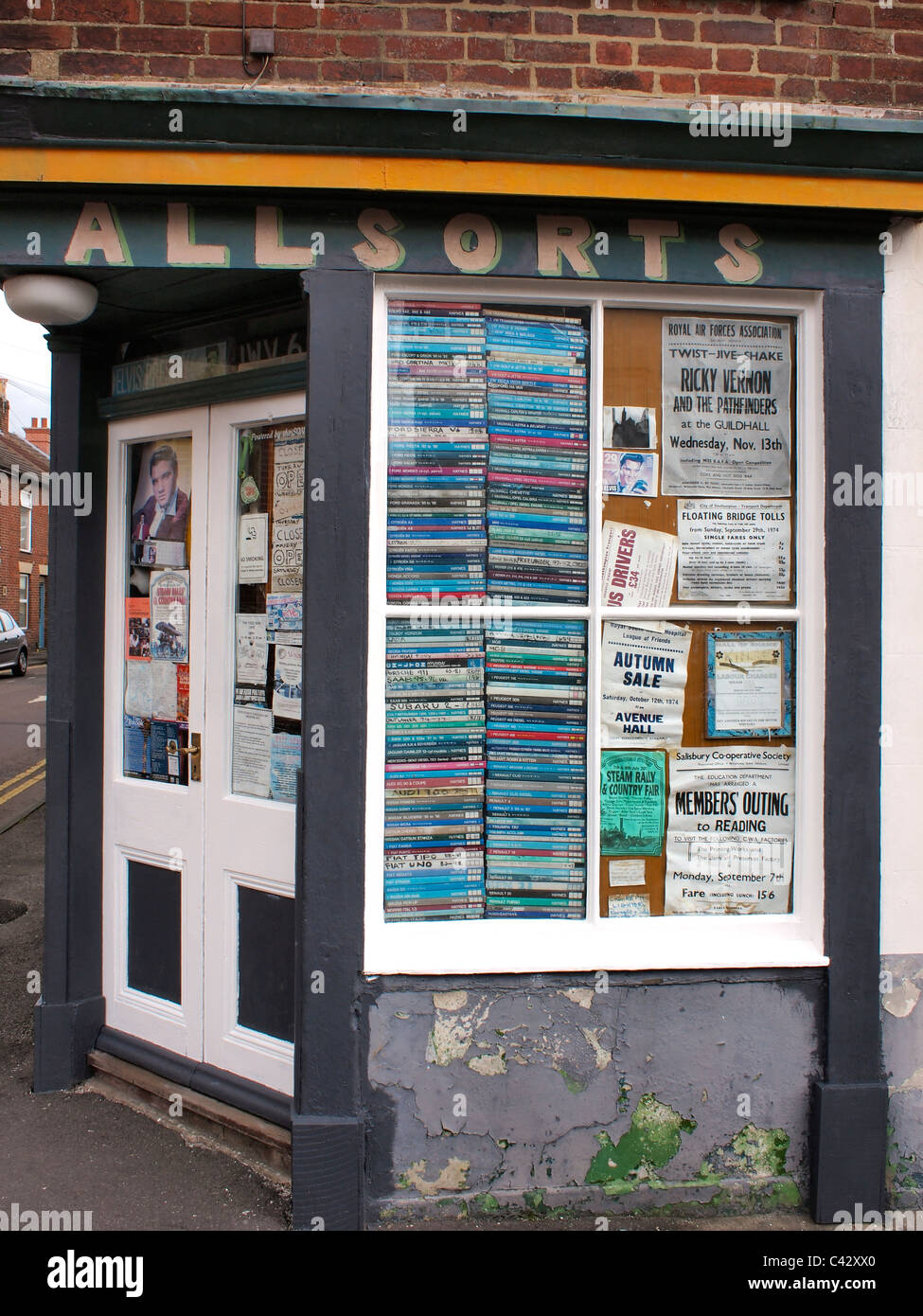 Corner shop window hi-res stock photography and images - Alamy