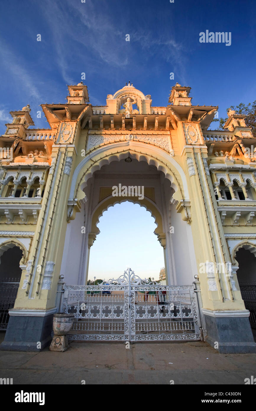 India karnataka maharajas palace gate hi-res stock photography and ...