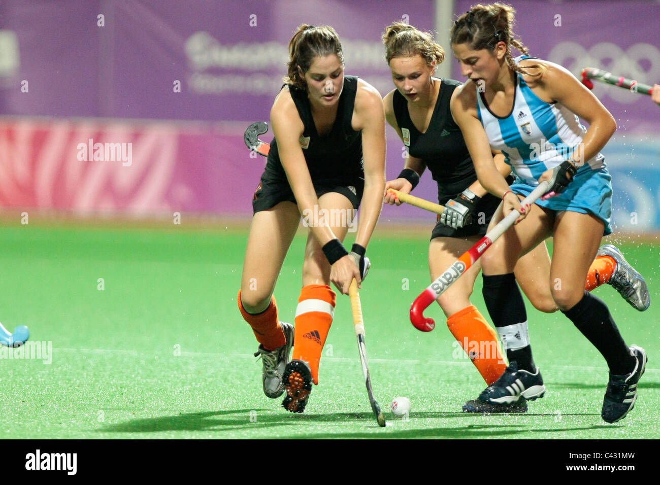 An Argentine player(blue and white stripe) and Dutch players(black ...