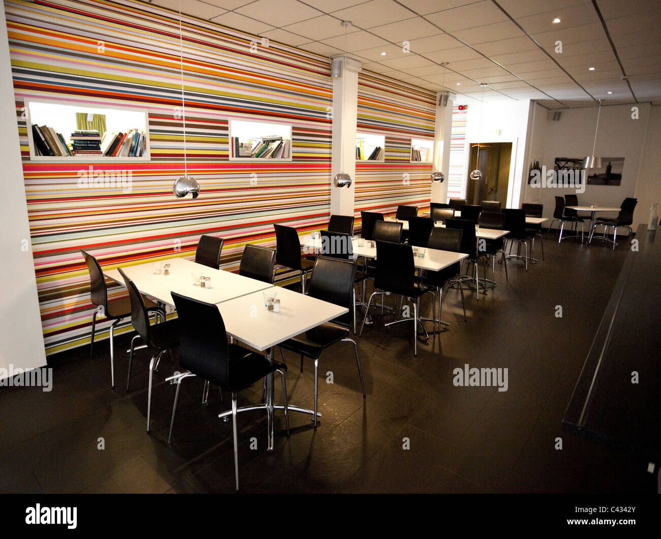 Empty restaurant dining room Stock Photo - Alamy