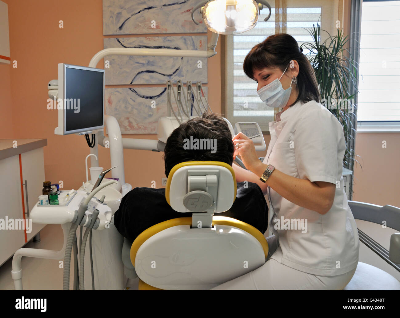 Doctor treating patient hi-res stock photography and images - Alamy
