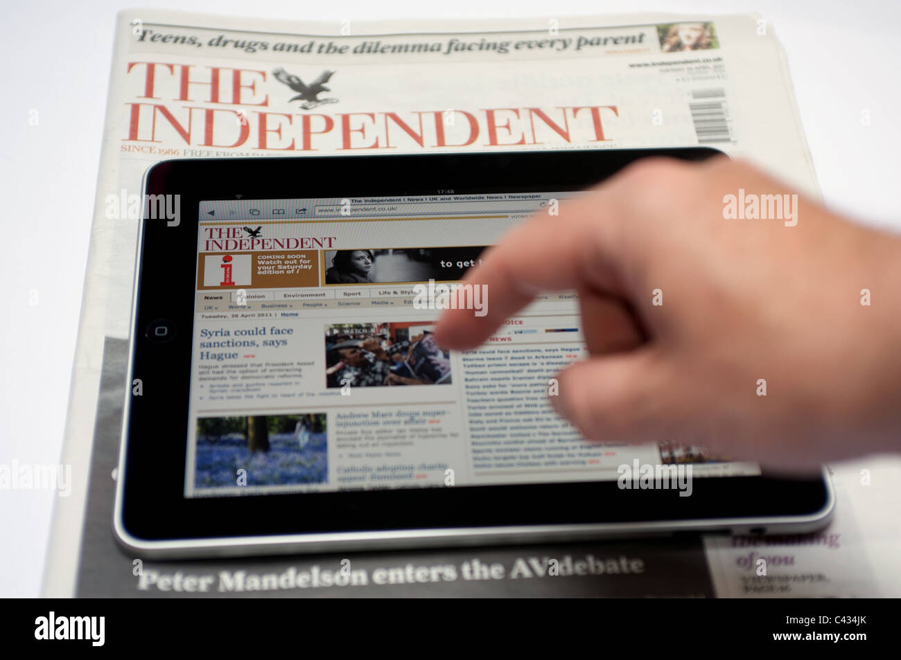 Tablet computer displaying The Independent newspaper homepage Stock ...
