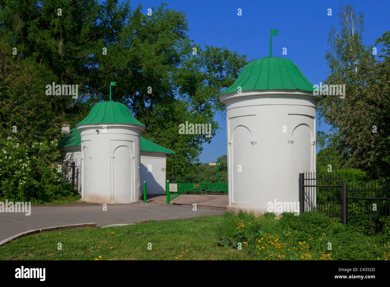 Main entrance gate to Leo Tolstoy's Estate in Yasnaya, Polyana, Russia ...