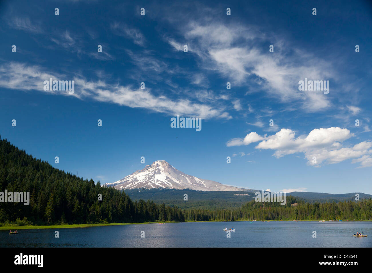 Mount Hood from Trillium Lake, Oregon USA Stock Photo - Alamy