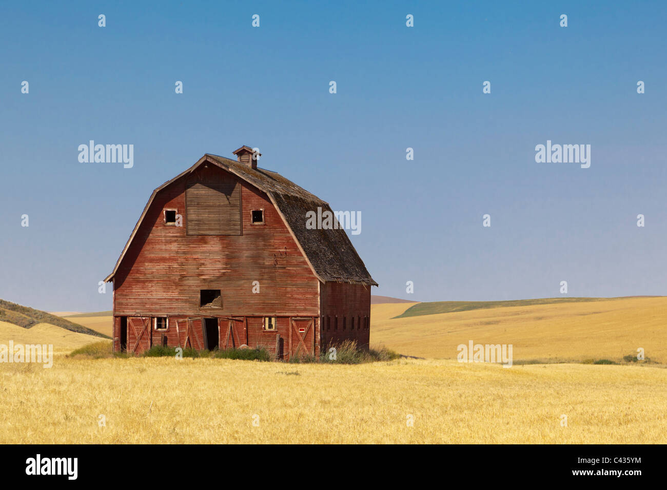 Red barn in the wheat fields of the Palouse Washington USA Stock Photo ...