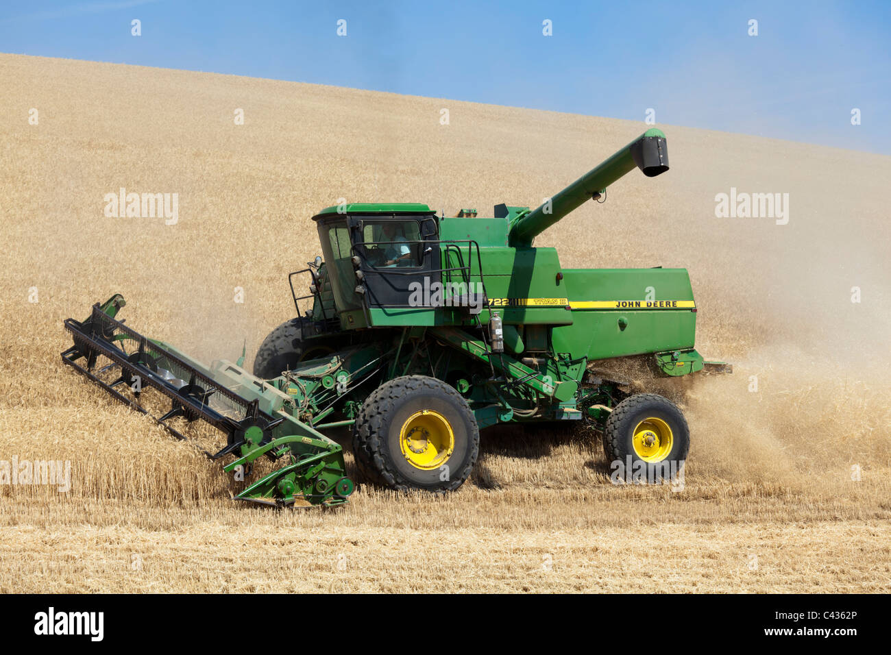John Deere 7722 Titan II combine harvester in the Palouse Washington ...