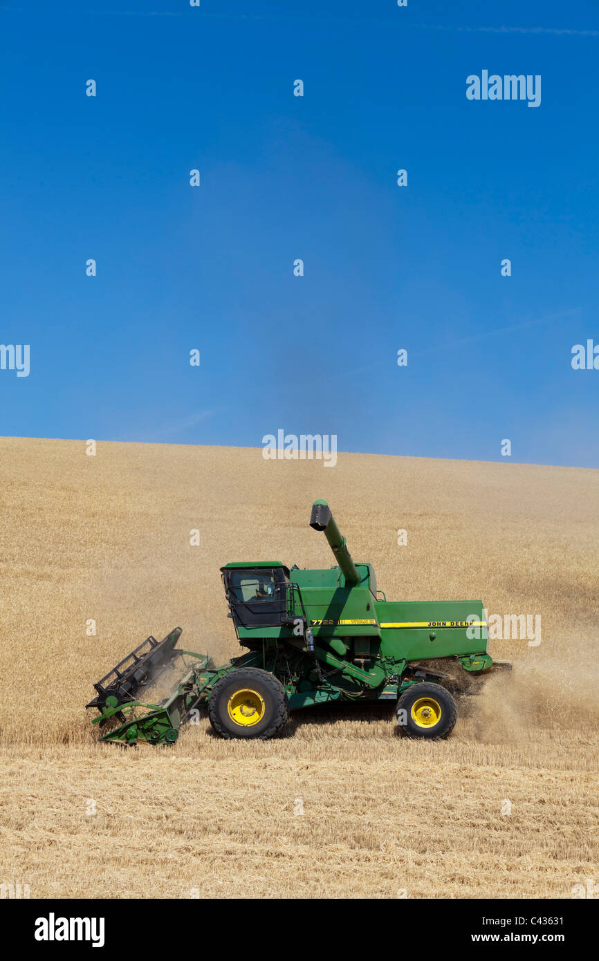 John Deere 7722 Titan II combine harvester in the Palouse Washington ...